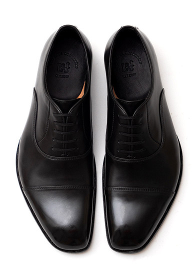 Minimalist punched toe oxford shoes